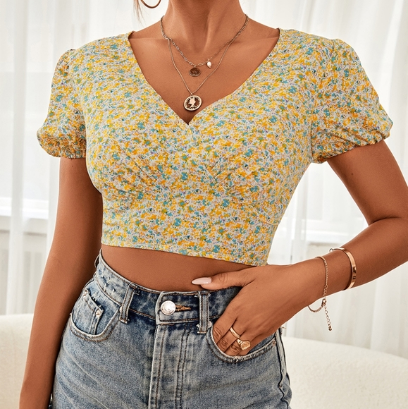 Lolliposh Boutique | Tops | Nwt Yellow Ditsy Floral Puff Sleeve Cropped ...